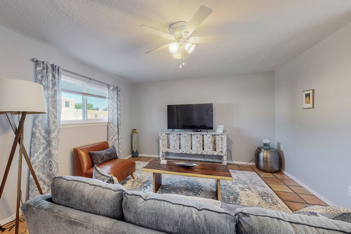 Adorable Adobe Home In Downtown: 2bd/1ba, Garage, Yard - Albuquerque