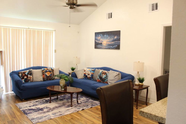 A Cozy And Spacious 4bdrm Near Kemah, Hobby Airport And Nrg. Long Stays Welcome! - League City, TX