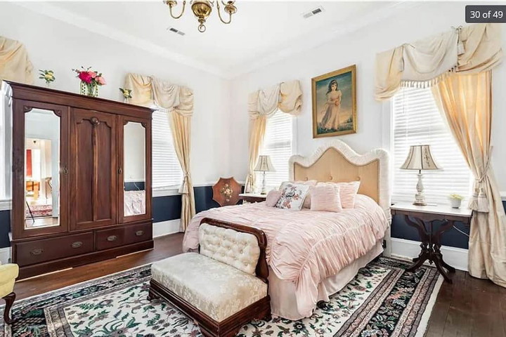 1896 Historic Mansion With A General Store - Newport News, VA