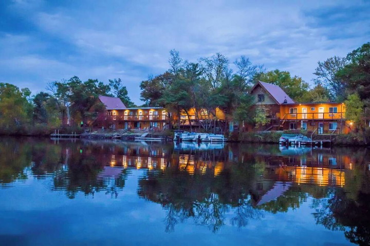 Observe Nature In Room 9 - Audubon's Ducks - Curriers Lakeview Lodge - 위스콘신