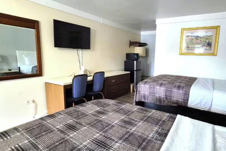 Affordable Pet-friendly Room W/ Free Parking  Ideal Family & Group Stays - Country Club Hills, IL