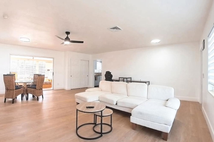 Cozy Doll House At Yacht Club Walking Distance To Downtown Cape Coral & Beach - Cape Coral, FL