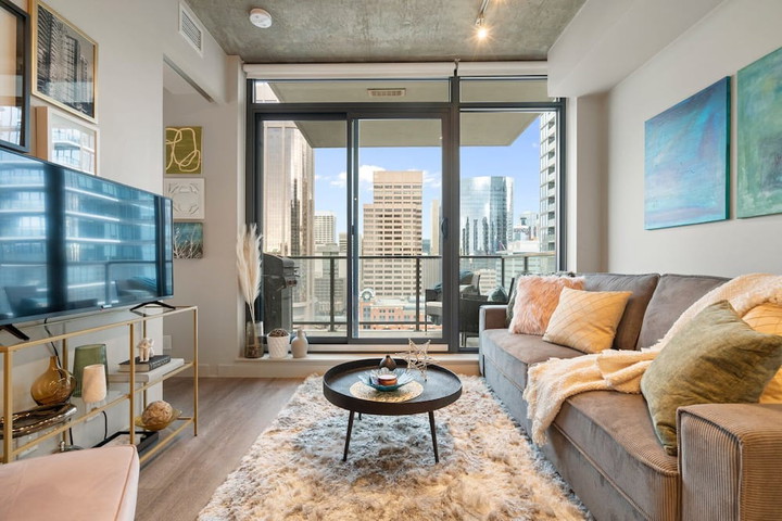 Downtown Condo, Rooftop Pool, City Views - Calgary