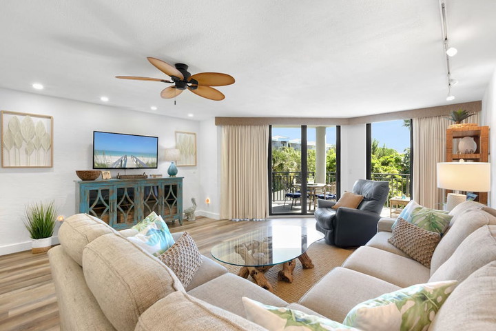 Atlantic Breeze ~ 2b/2ba Renovated Retreat W/ Pool, Fitness Area & Beach! - Key West, FL