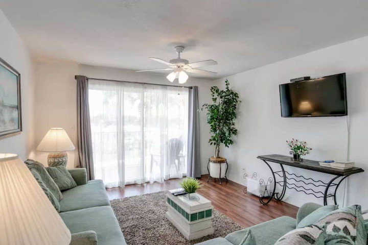 Charming Coastal Escape - Satellite Beach, FL
