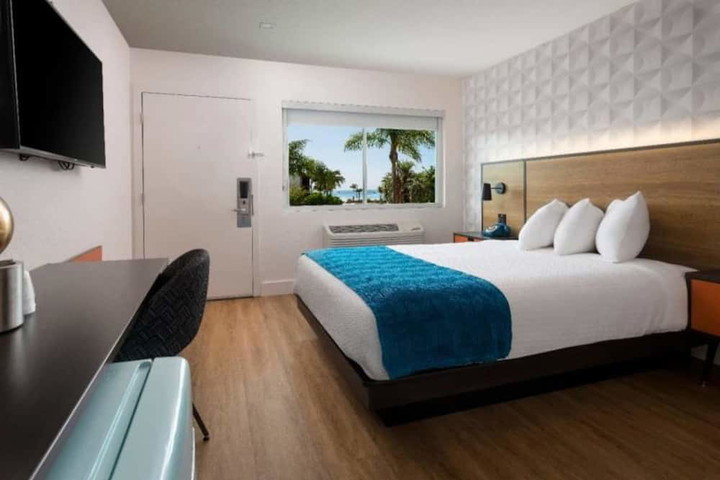 1 Queen Bed | New 60s Retro-style Decor - Santa Barbara, CA