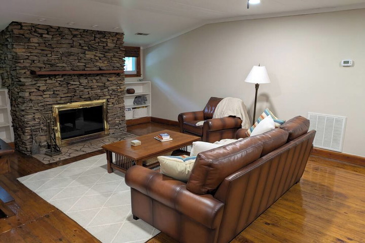 Riverfront Property 3 Bedrooms 2 Bathrooms Wi-fi Free Pool Access And Large Yard - Townsend, TN