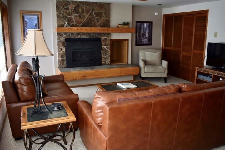 2 Bedroom + Sleeping Loft Condo Near Mountain Village W/shuttle Route - Big Sky, MT