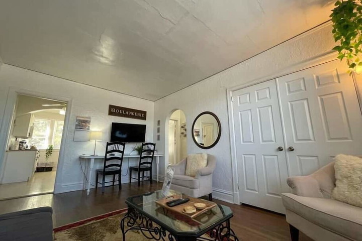 6653 1n | European Style Unit Near Forest Park - Kirkwood, MO