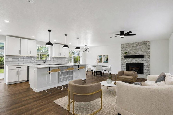 Chic Remodeled 4-bedroom House With Putting Green, Irish Pub, Theater Room - Highlands Ranch, CO
