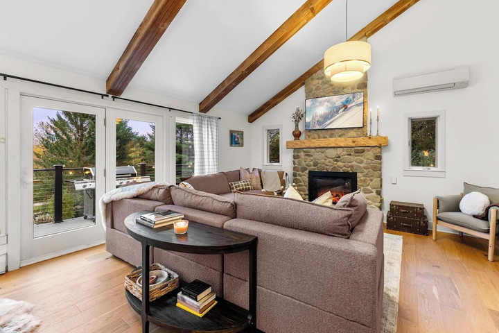 Luxury Log Chalet W/ Hot Tub, Games Room & Hill Views ️ - Close To Town! - Ellicottville, NY