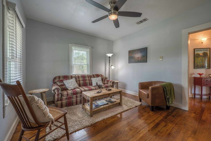 Peaceful Lower Downtown Bandera, King Bed, Pet Friendly W/ Large Fenced Yard! - Bandera, TX