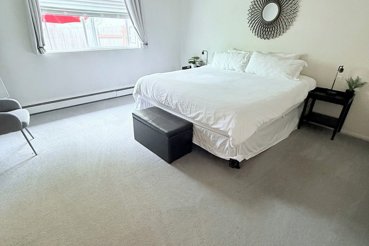 Convenient Location. Fully Stocked Kitchen. Washer & Dryer In Unit. - Anchorage, AK