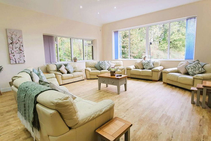 Woodside Retreat Private Barn, 6 Ensuite Bedrooms, 3 Hot Tubs, Sleeps 18 - Wiltshire