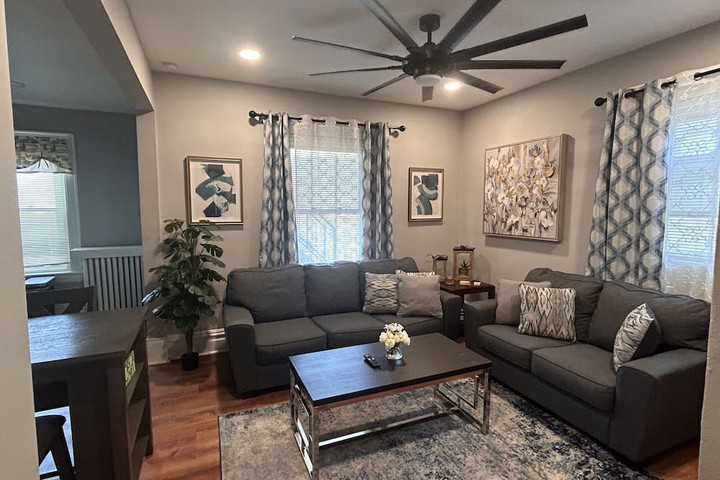 Continental Travelers Suite!! Spacious Apartment, 5 Minutes From Dorney Park !! - Allentown, PA