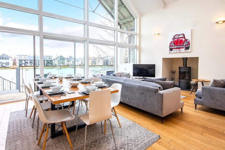 Howells Mere 26, Swans Down - Lakeside House, Hot Tub, Spa Access, Sleep 8-10 - Wiltshire
