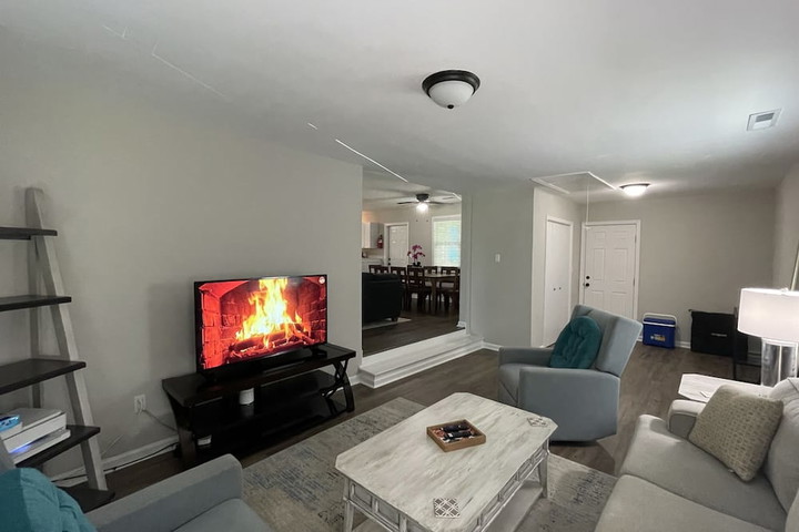 King Suite Hot Tub Fireplace Fire Pit Foosball 1 - Summerville, SC