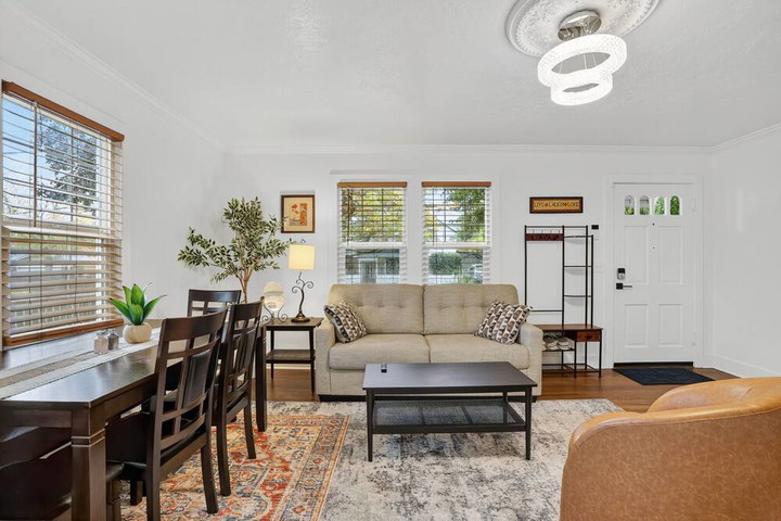 The Cozy Corner Cottage - Oregon City, OR