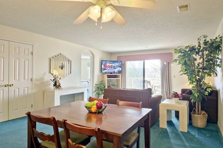By Strip~walk-in~clean~2 Kings~indoor Pool~hottub - Branson, MO