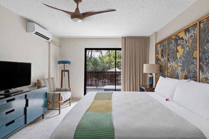 Scenic Pool View King | Private Lanai | Poolside Yoga | 1.5mi To The Zoo - Honolulu, HI