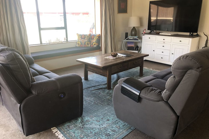 Raumati Delight Walk To The Beach, Play Area & Village. Comfy, Family Feel Home - Waikanae