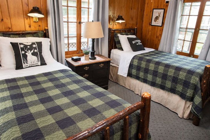 1930's Historic Cabin - 2 Twin Beds, Kitchen, Bathroom - Wyoming