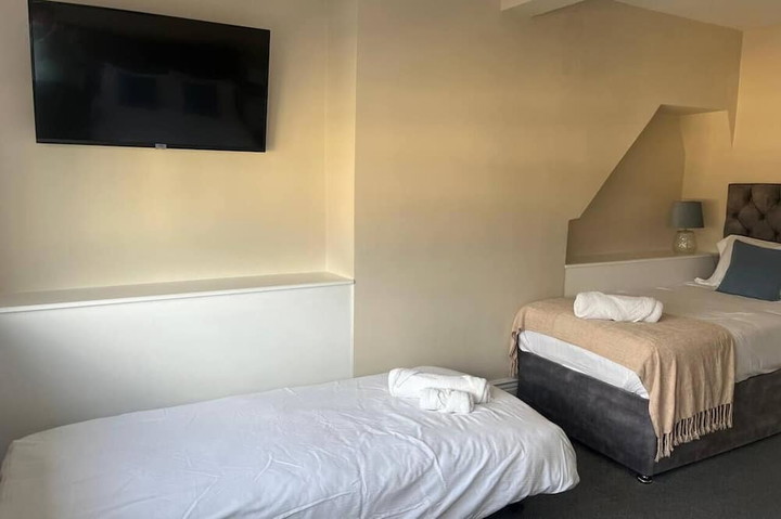 Entire Seaside Guesthouse | 6 Bedrooms, Sleeps 18 | Parking, Beach 4 Mins - Écosse