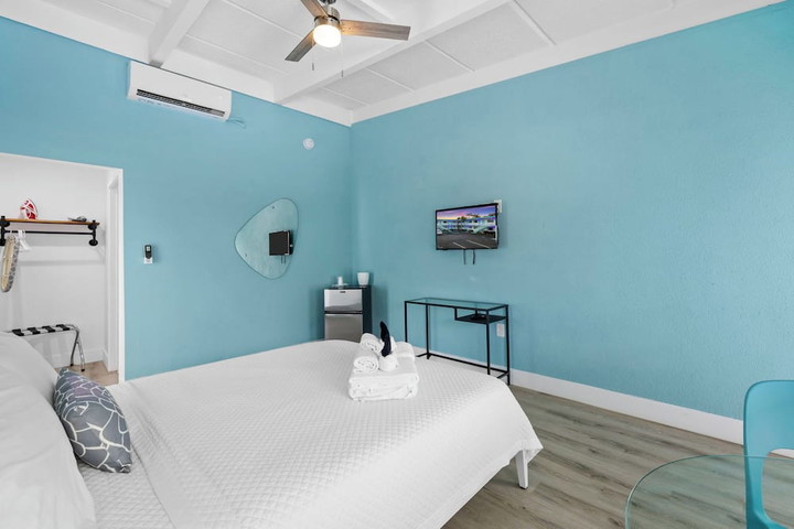 Chic Hotel In Vibrant Miami With Free Pool, Wifi, Coffee And Bagels - Book Now! - North Miami Beach, FL