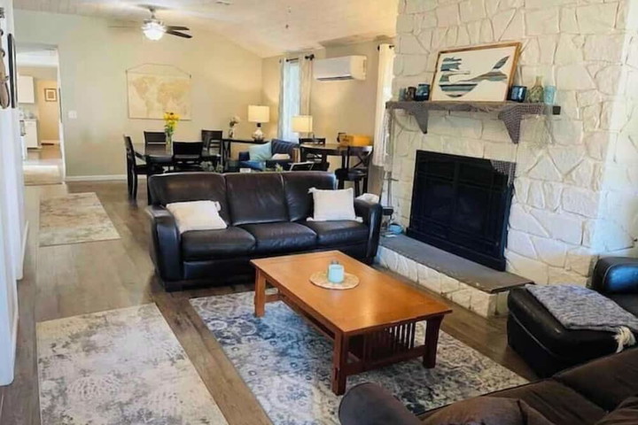 Spacious 4-bedroom Waterfront House In Sylvan Beach With Private Yard And Dock. - Sylvan Beach, NY