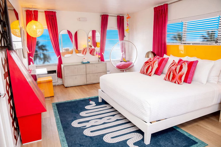 King Room In Treasure Island, Just Steps From Sunset Beach. - Saint Pete Beach, FL