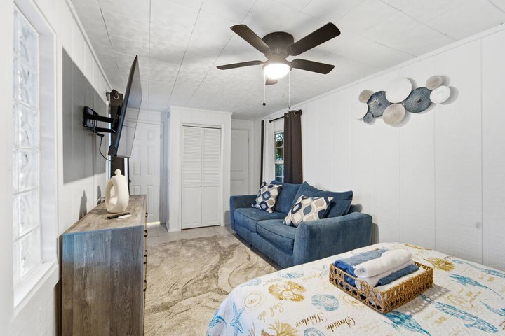 Guesthouse By The Beach - Fort Pierce, FL