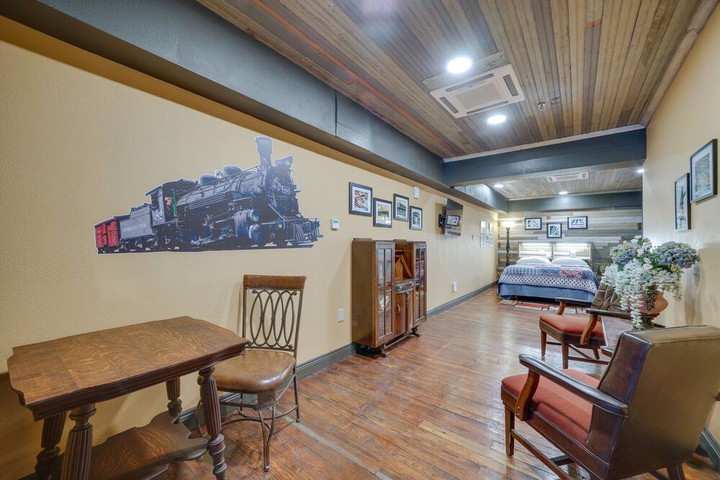 Central Texarkana Studio Rental W/ Railroad Views! - Texarkana, AR