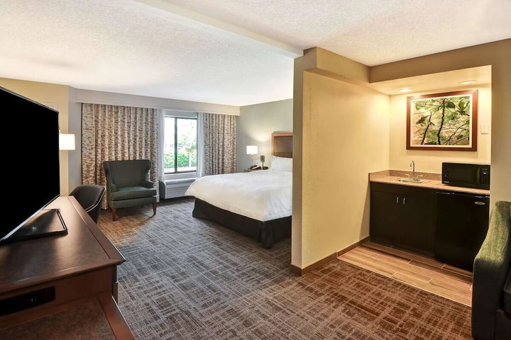 Affordable Unit W/ Breakfast | Quiet & Comfortable Location For Travelers - Delray Beach, FL