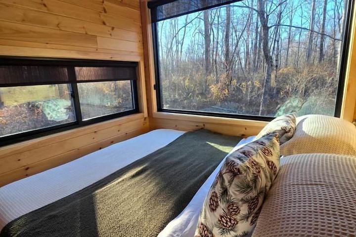 Pine: Serene Tiny House Nestled In The Woods In Quakertown For A Romantic Glamping Getaway In Pennsylvania - Jersey Shore, NJ