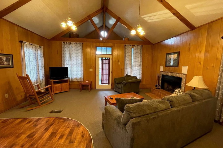 Family-friendly Pondside Cabin With Fountain Views Near Zwolle, Louisiana - Louisiana