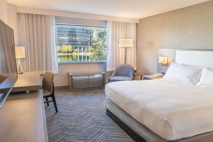 Oc Stay By The Airport | Pool + On-site Dining - Newport Beach, CA