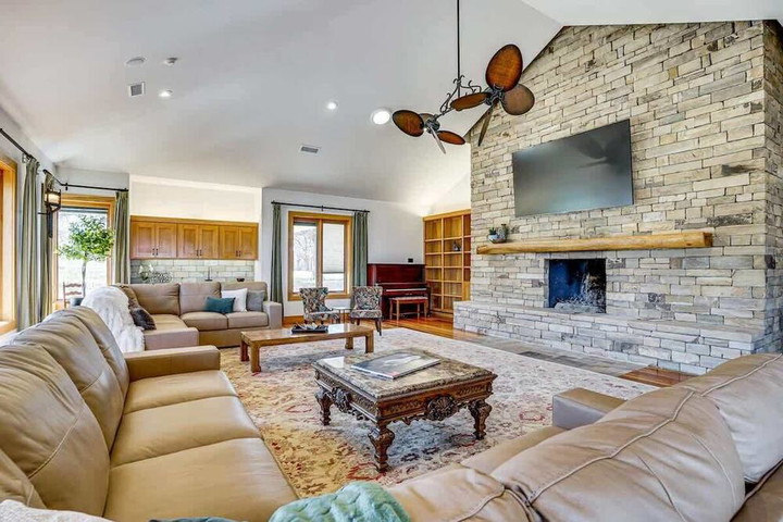 Post Oak Estate - Pool, Barn, 2 Guest Homes, 16 Ac - Joshua, TX