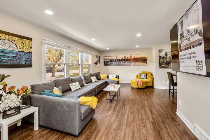 Downtown Oasis! Hot Tub, 2 King Beds, Garage Parking, Huge Private Yard! - Milwaukee, WI