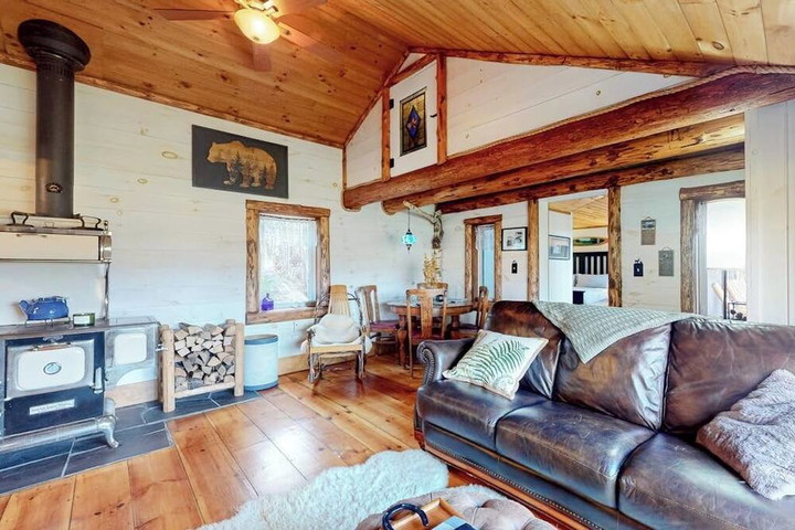Renovated Historic Cabin With Mountain Views, Lake Access, & Electric Fireplace - Sutton