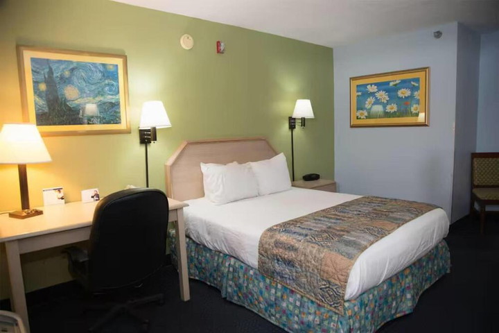 Queen Bed Stay, 1.5 Miles Away From Emerald Coast Science Center | Free Parking! - Fort Walton Beach, FL