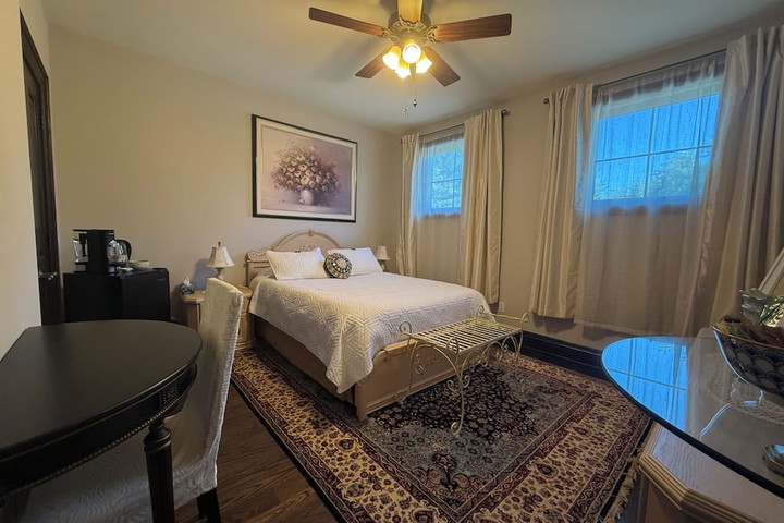 Belvedere Friends/family Deal 2 Separate Rooms And A Separate Bathroom Next Door - Buffalo, NY