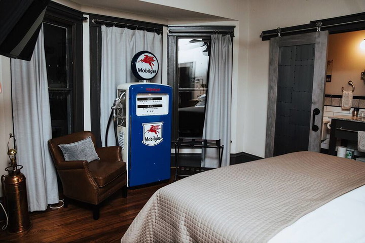 Industrial-chic King Suite | Boutique Bnb Near Deep Ellum & Downtown Dallas - Dallas, TX
