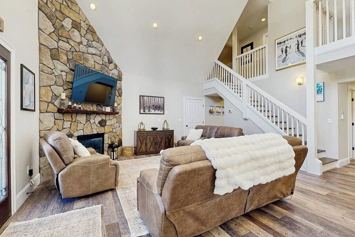 Mountainside Townhome W/ Hot Tub:  Walk To Lift & Downtown - North Conway, NH