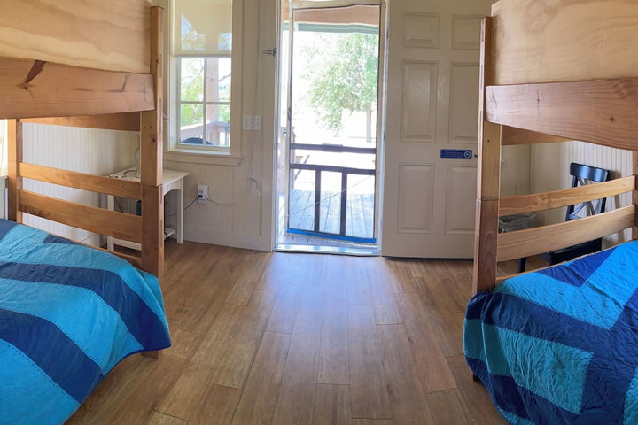 Jiggs Landing, Cabin 2 - Bird Land Bunk House - Sarasota, FL