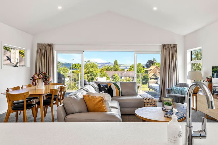 Relax At Rainbow Point - Wonderful Open Plan Holiday Home - Taupō