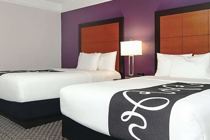 Great Relaxing Overnight Stay! 3 Spacious Units! Near Ontario Town Square - Fontana, CA