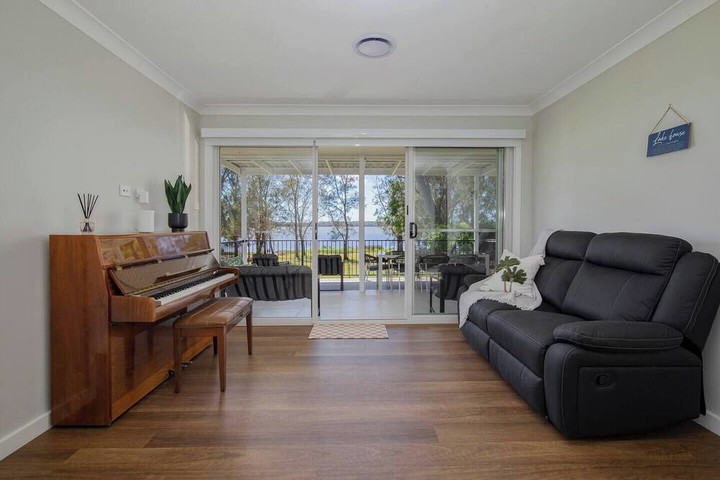 Lake House On Panorama Refined Waterfront Living - Central Coast