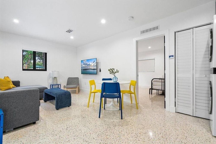 Relax And Unwind Poolside Escape - Hialeah, FL
