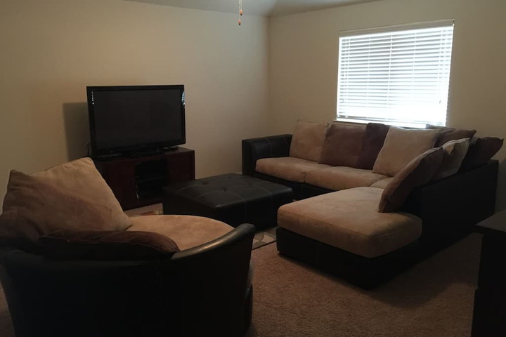Nice Family Fr. Walmart And Heb & Wallgreens Walking, Iron Man. 3 Nights Minimum - The Woodlands, TX