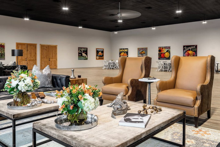 The Hotel Cabin - Bold Americana Suite - Pool - Hot Tub - Gym - Bar - Lake - Crystal River, FL